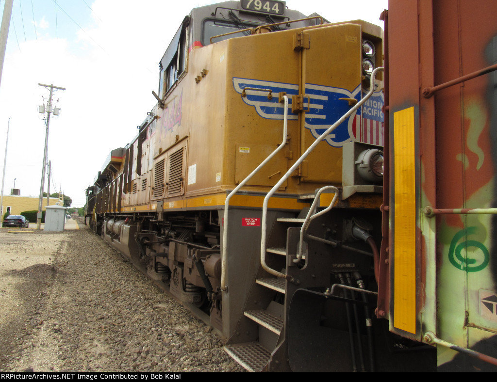 NS 7655 & UP 7944 waiting